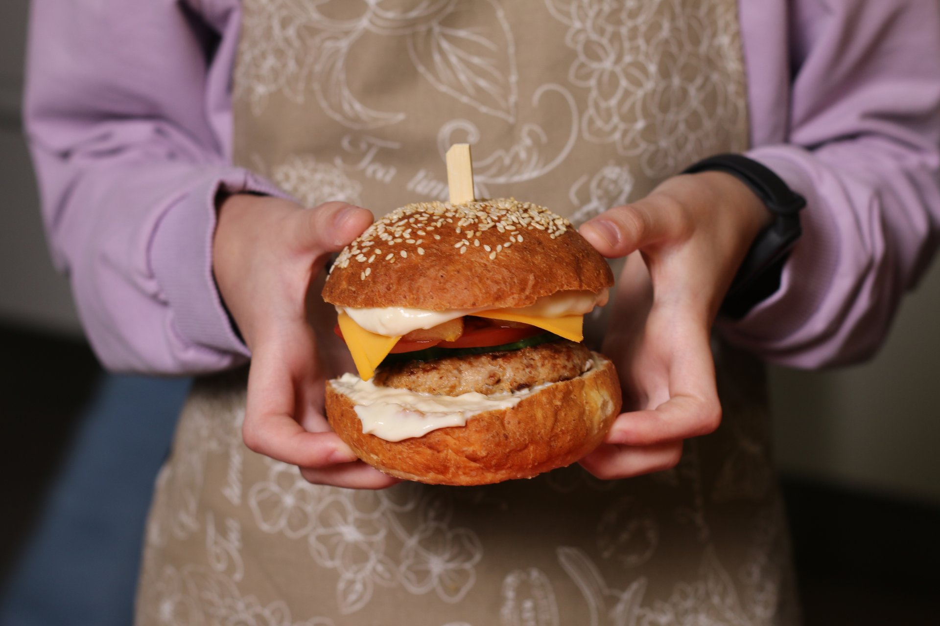 Бургер с печеной грушей и картофельной булочкой/ рецепт для детей с онкологическими заболеваниями