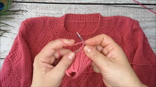 Эластичный способ закрытия петель резинки по горловине розового джемпера