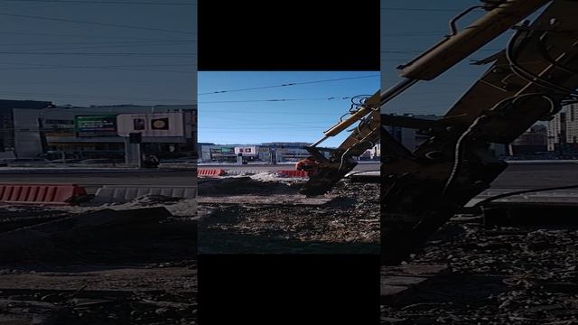 Отбойный молоток дробит бетонную плиту..mp4