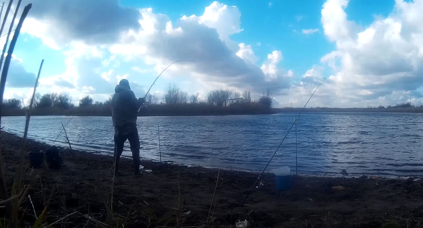 Щука и караси в сильный ветер на озере.