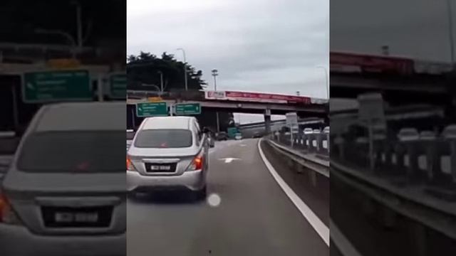 байкер тормозит авто.