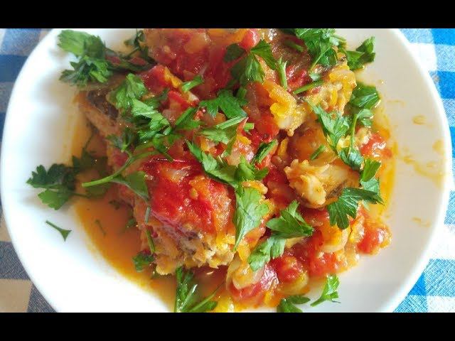 Хек, запеченный с овощами в духовке