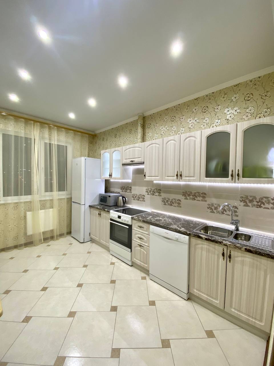 Цена квартиры в Геленджике 19.8 млн.р. ЖК "Лазурит" на пер.Восточном и Геленджикском проспекте.