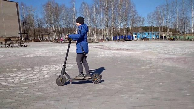 2023.04.16 Катание  Вовы, Максима и деда на электросамокате - 2.