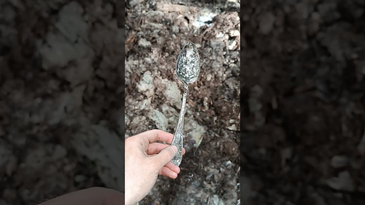 Красивая старинная ложка из глиняного советского блиндажа. Коп по войне #война #история #коп #shorts