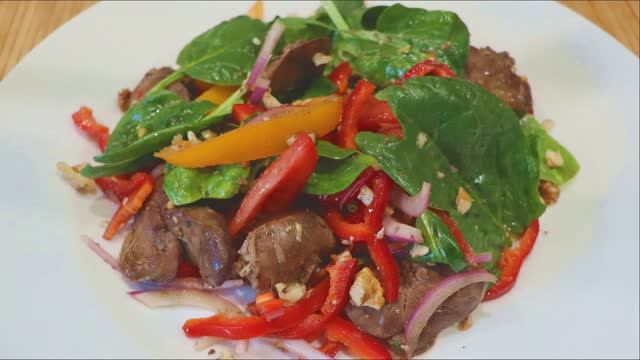 Салат с  куриной печенью, томатами, перцем и грецким орехом