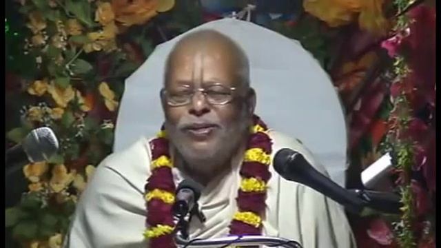 Временами Шри Чайтанья Махапрабху стремглав мчался к песчаным дюнам, приняв их за Говардхану.