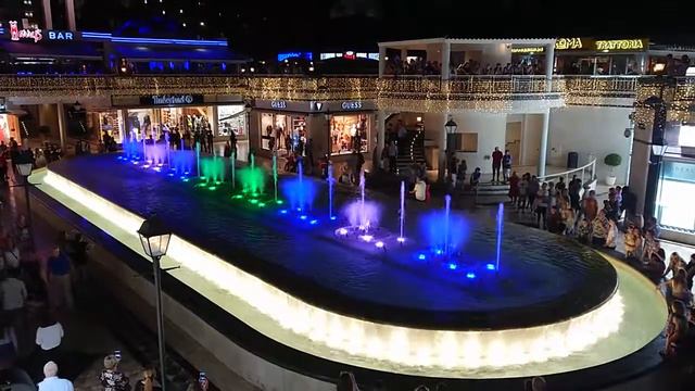 Музыкальный фонтан у Харт Рок Кафе. Лос - Америкос. Тенерифе. Канары.