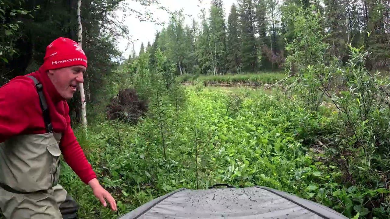 Супер экстримальный спуск на аэролодке Хариус 440 в верховьях горной реки, где камни вместо воды.