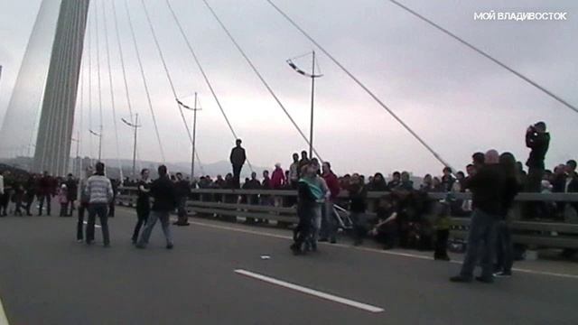 Владивосток 1 мая 2013 танцы на Золотом мосту (второй фрагмент).