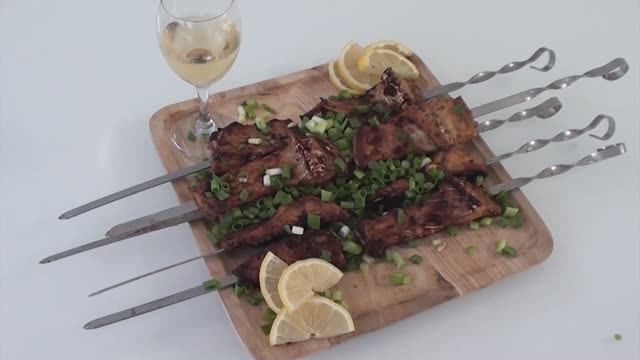 шашлык из рыбы на мангале. карп на мангале. жареный карп