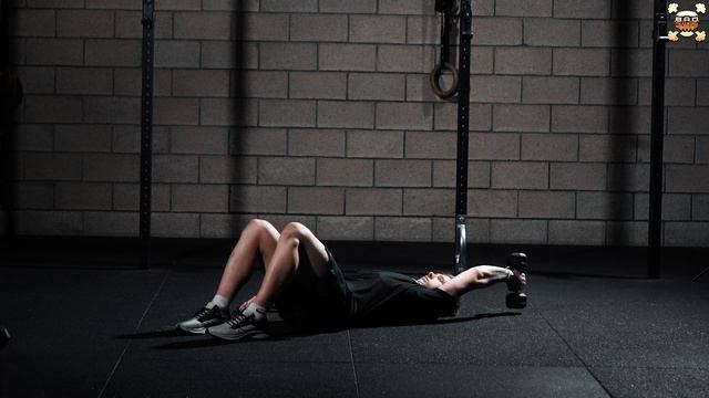 Сгибание плеча с гантелей лёжа на спине