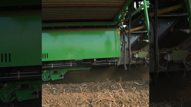 Картофельный комбайн по низкой цене, техника для сбора урожая картошки видео.mp4