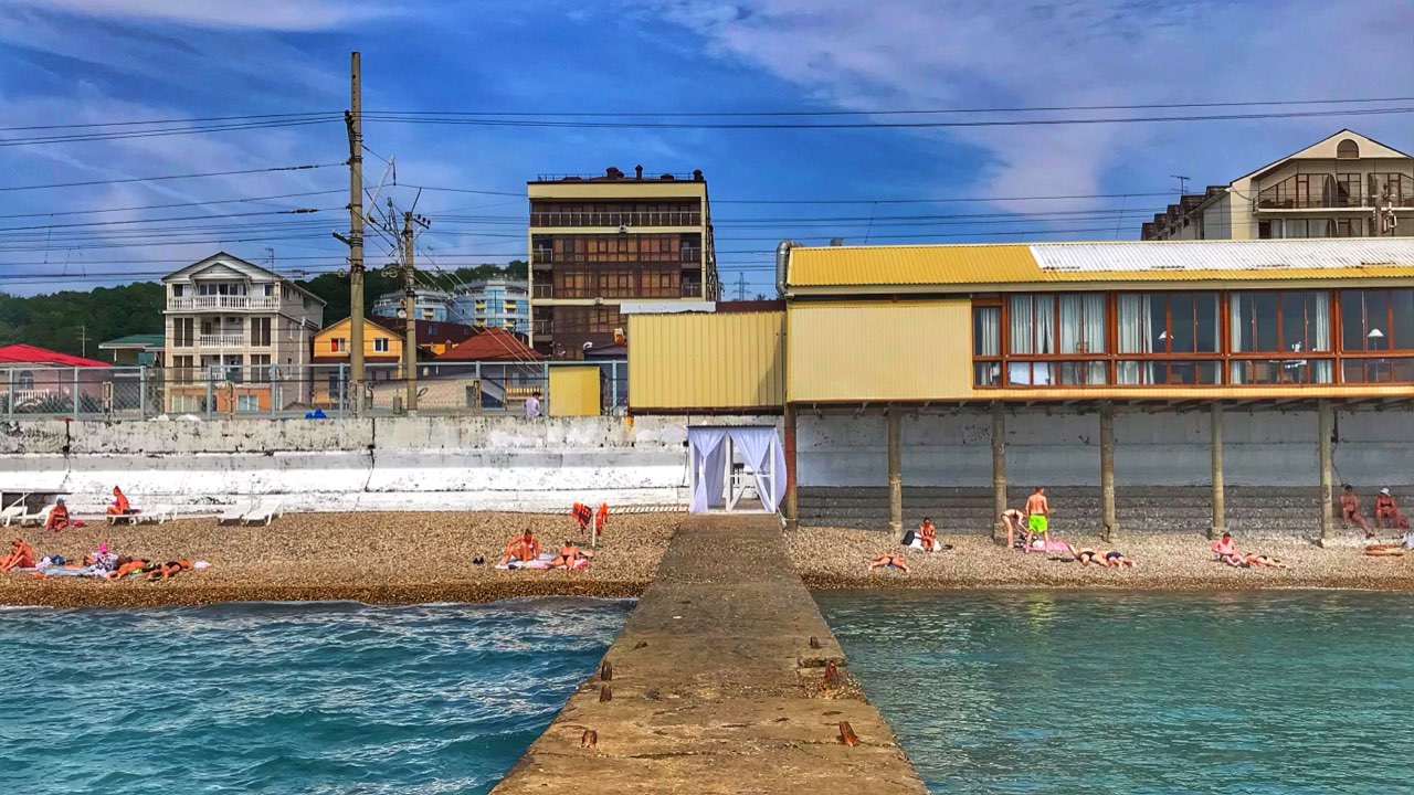 Пляж Адлера недалеко от аэропорта