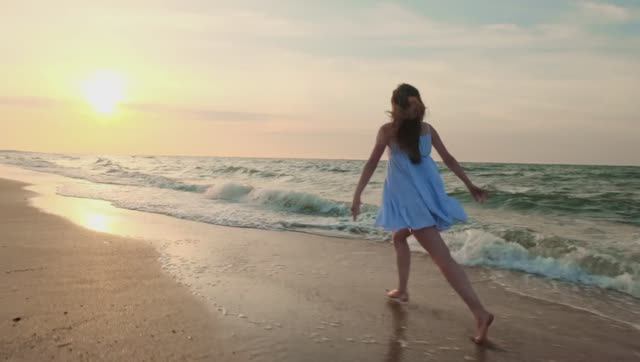 Прогулка по берегу моря