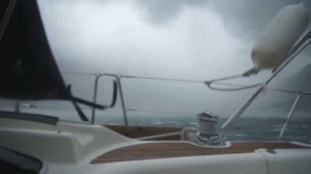 Плавание в свежую и штормовую погоду - Бора в Черногории - Летающие кранцы