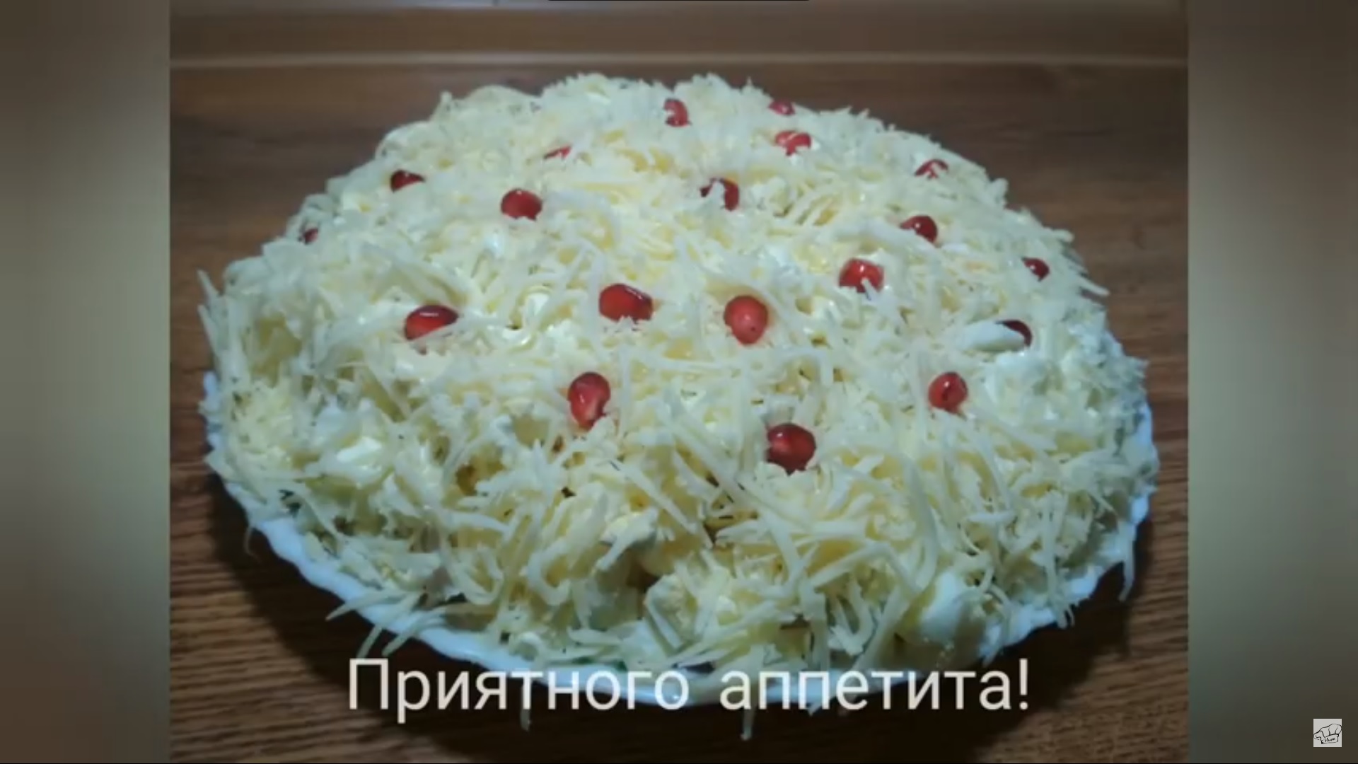 Рецепт вкусного салата с ананасами и сыром.