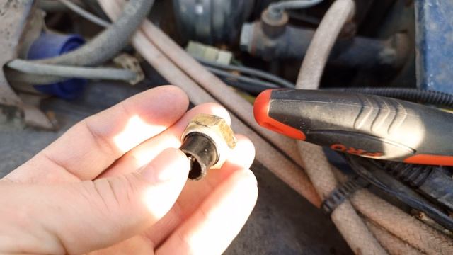 Сломал датчик указателя температуры охлаждающей жидкости.