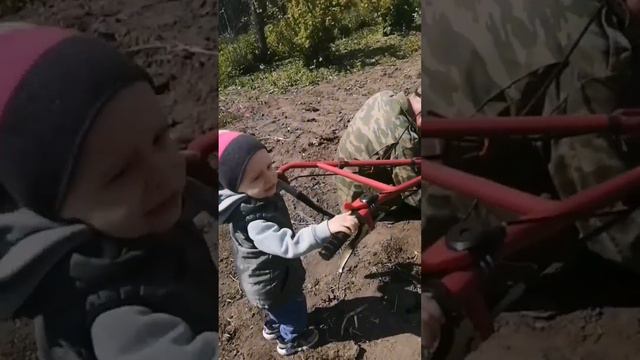 Паша пашет мотоблоком, ну или пытается