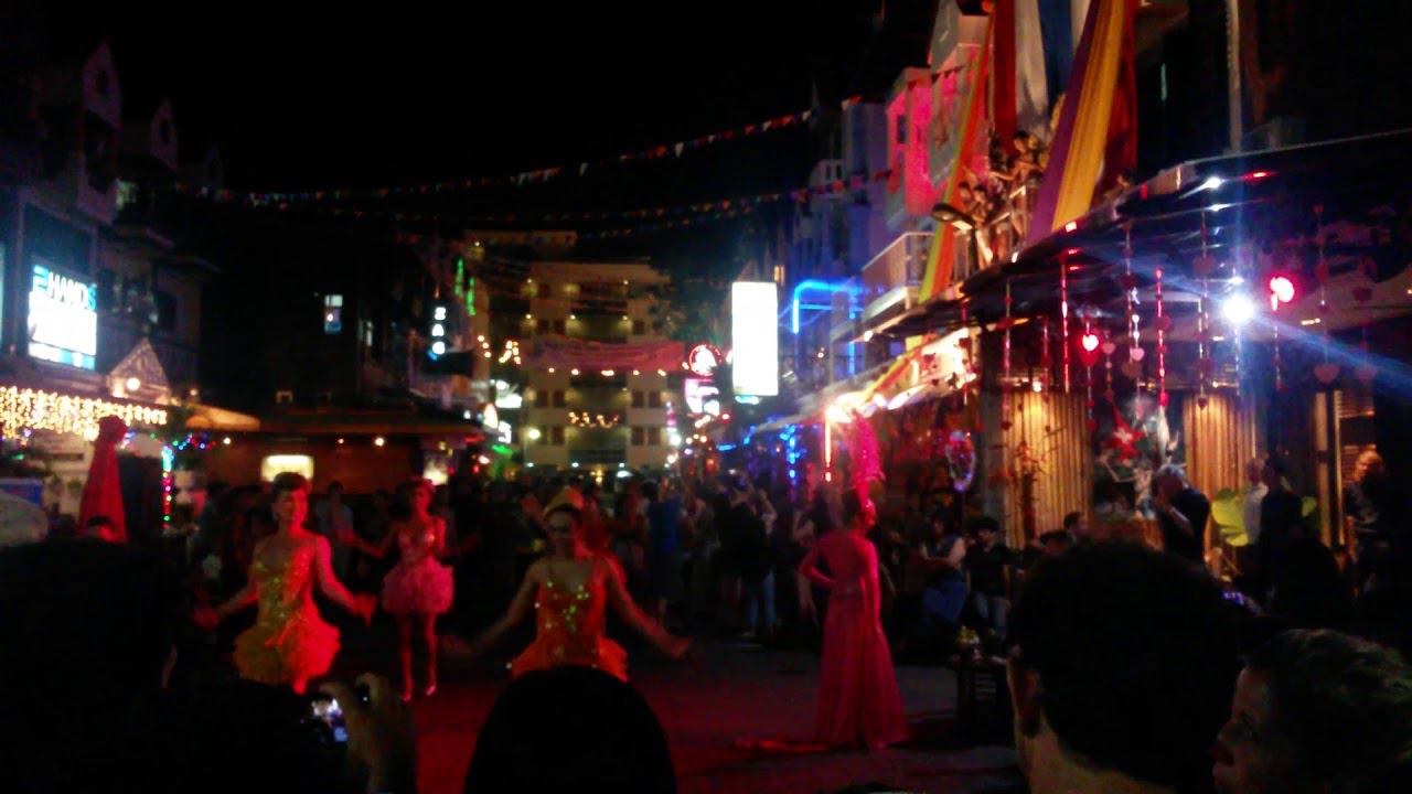 Трансвиститы танцуют и поют в Тайланде