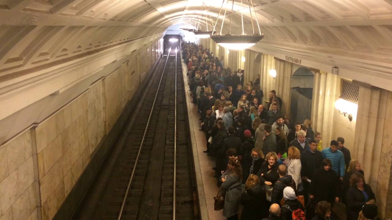 Прибытие старого поезда в московском метро на ст. Театральная