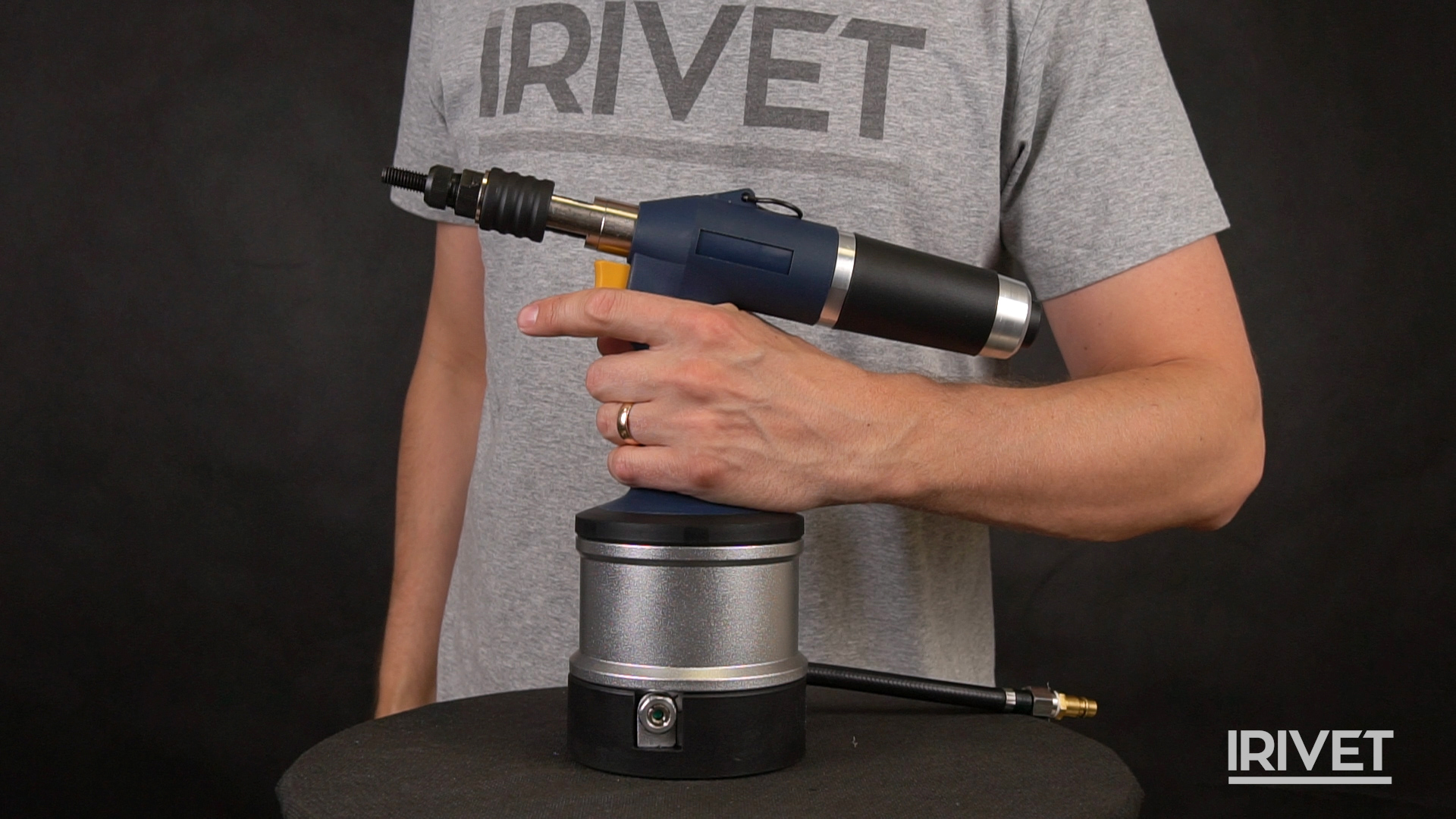 SRC SN-10 - пневмо-гидравлический заклёпочник для установки резьбовых заклёпок от М4 до М12.