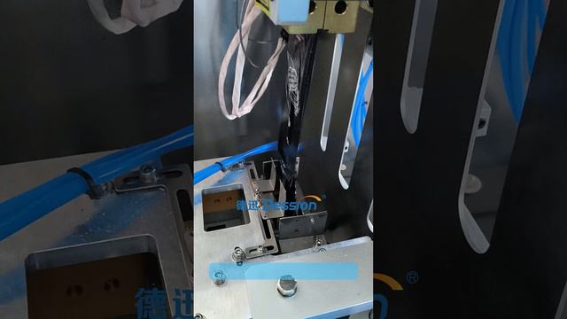 Компактная вертикальная машина для упаковки соков в фигурные пакеты