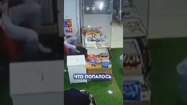 Маленький воришка утащил из магазина конфету | Итак, новости!