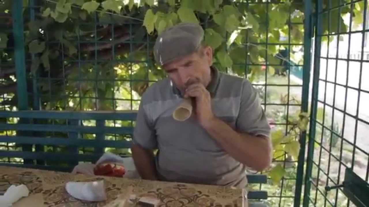 с.Воробьевка. Плотников Н.П. Изготовление пастушьего гудка.