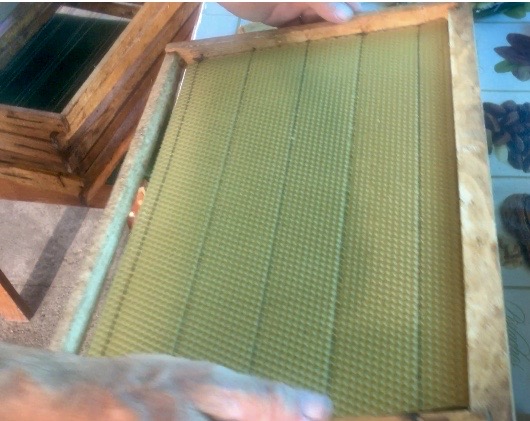 Лакомство от пчелок / Крепим вощину к рамке / Будка готова /Из архива 2021