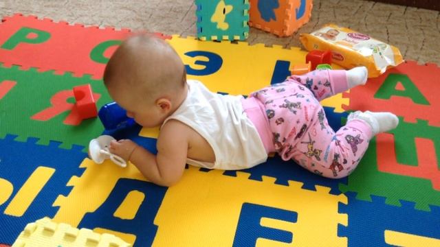 Алиса ползает по коврику