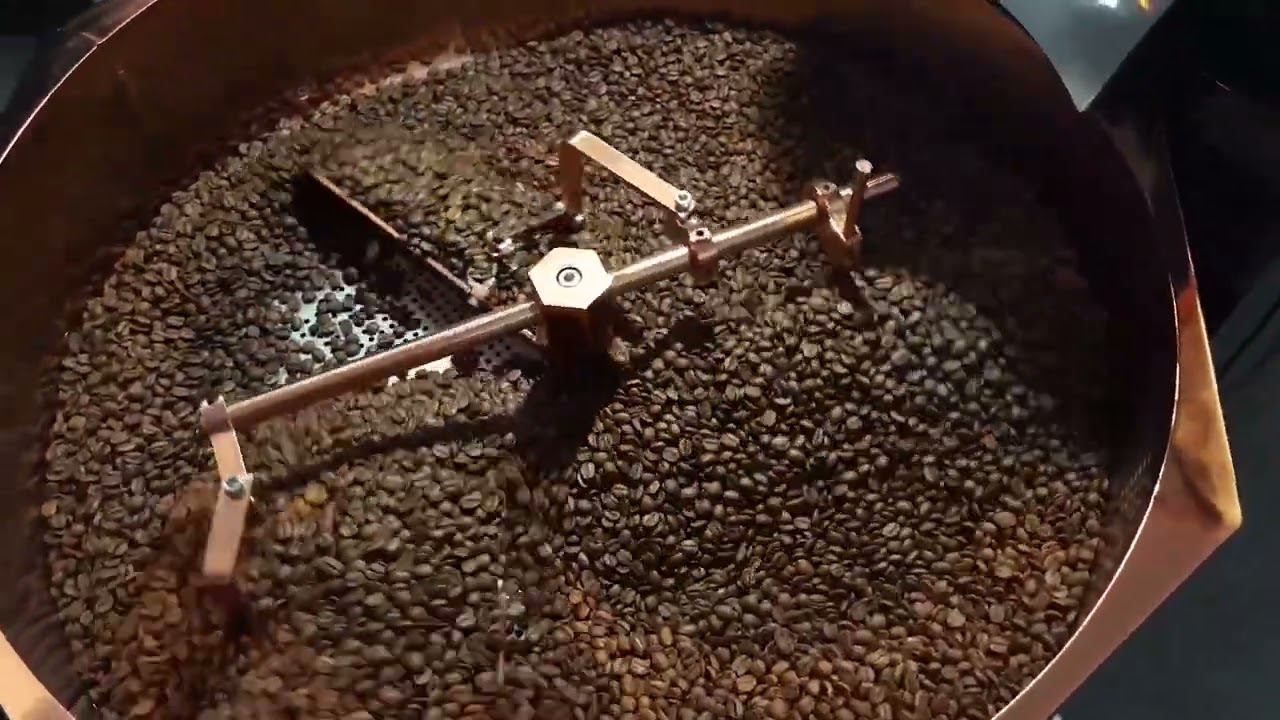 Обжарка зерен кофе в зале кафе или магазина