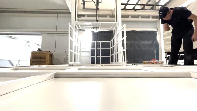 Монтаж гидравлического двухстоечного консольного грузового подъемника