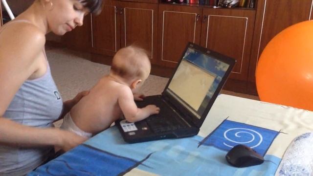 Алиса печатает но ноутбуке первые слова