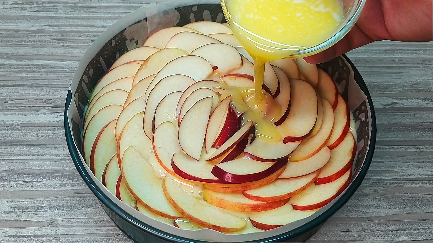 Если у вас дома есть несколько яблок, быстрый и легкий рецепт яблочного пирога