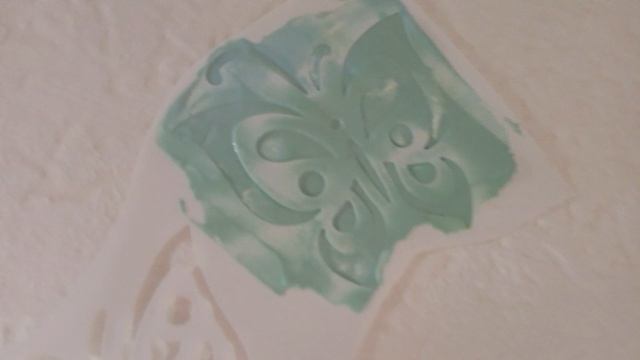 Украшаю потолок бабочками из шпаклевки .