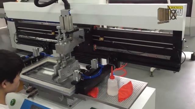 Нанесение жидкого олова на плату для заливки