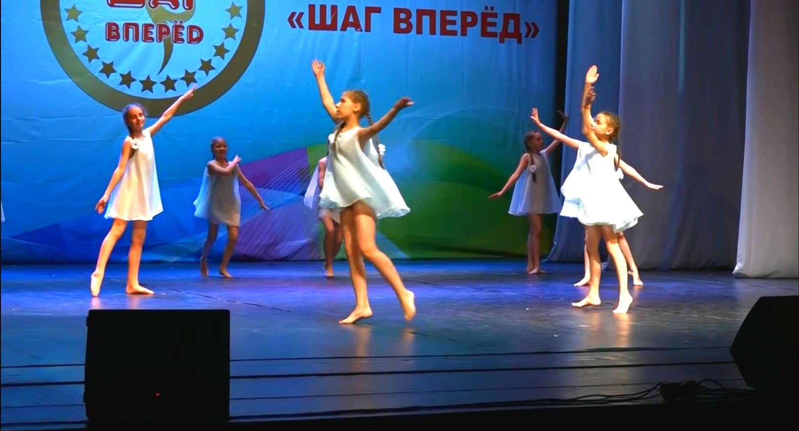 Девочки танцуют "Для тебя, родная"