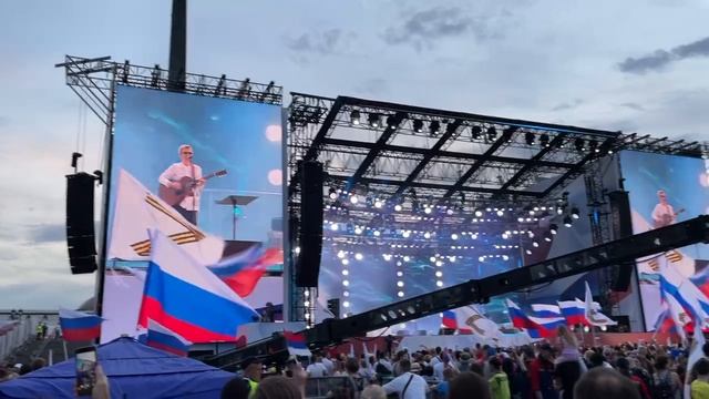 Рок-концерт в Парке Победы на Поклонной Горе в Москве. День Флага России - 22 августа 2022