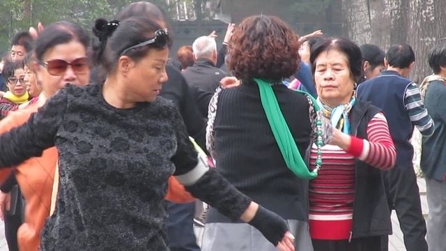 Утренние танцы в парках Пекина
