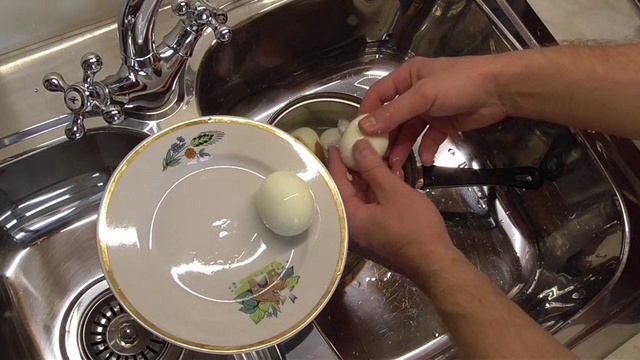 Как чистить яйцо. Ч.3. Несколько штук разом, с использованием кастрюли