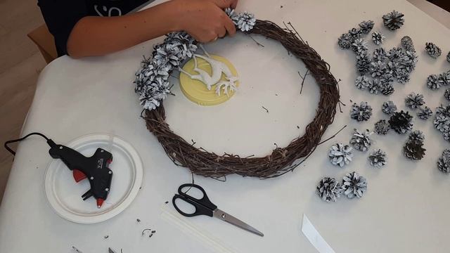Рождественский венок своими руками из шишек  и веток с оленем/ Christmas wreath diy.mp4