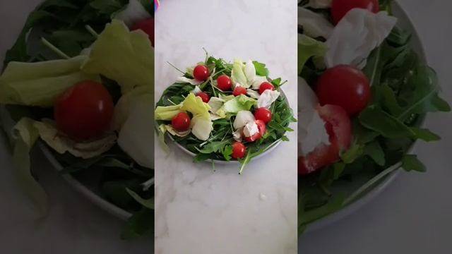 Быстрый красивый салат: руккола, айсберг, томаты-черри, болгарский перец с творожным сыром