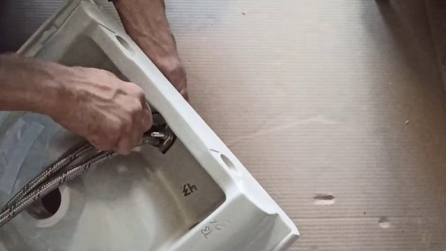 Как стать сантехником. Монтаж раковины-тумбы..mp4