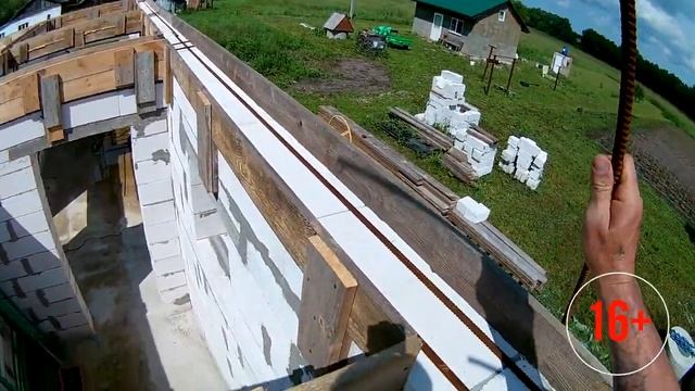 Доделали опалубку на армопояс. Укладываем и вяжем арматуру. Купили дом.