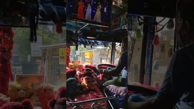 Развлекательный автобус в Шри-Ланке.