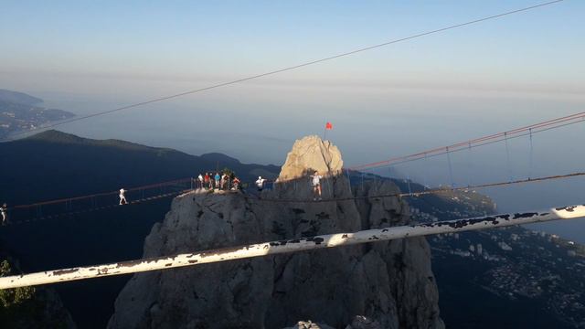 Крым / Вид на Ялту с горы Ай Петри / Пропасть на высоте 1500 метров.