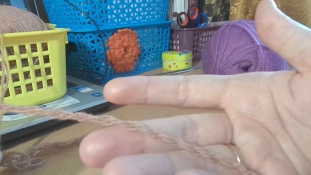 Вязание. Скручивание двух и более нитей веретеном, получение равномерного меланжа..mp4