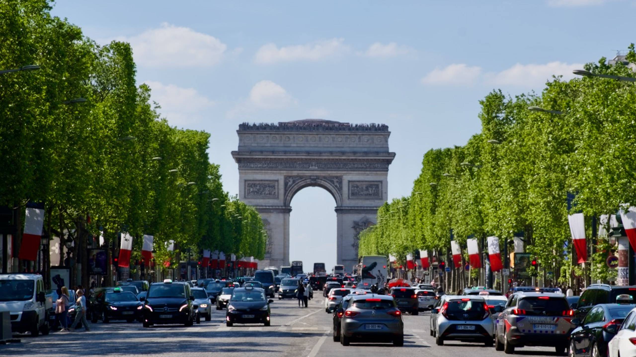 Посмотрим, как выглядит Триумфальная арка в Париже