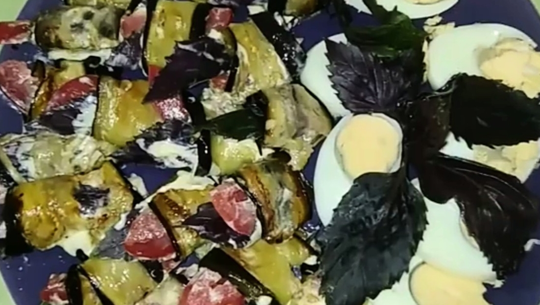 РУЛЕТИКИ ИЗ БАКЛАЖАНОВ С ПОМИДОРАМИ И ЧЕСНОКОМ